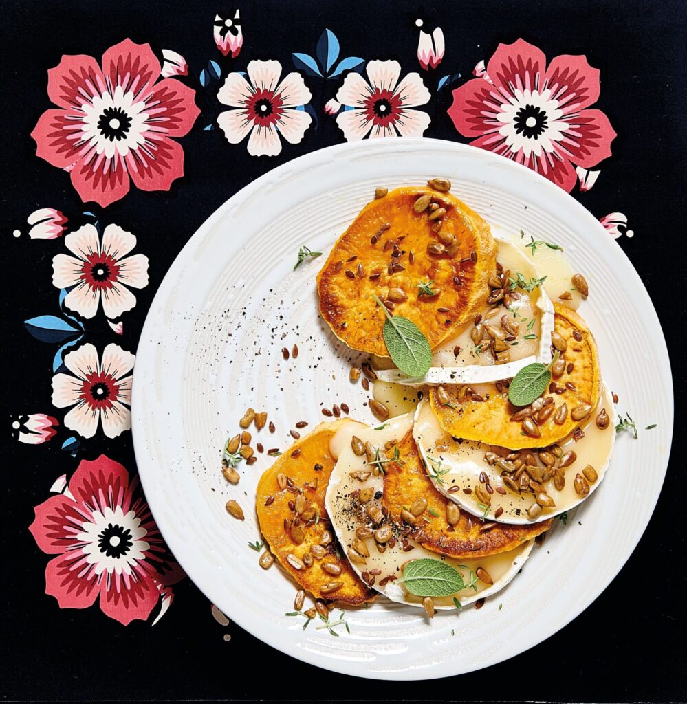 Caprese autunnale di patate dolci e tomino